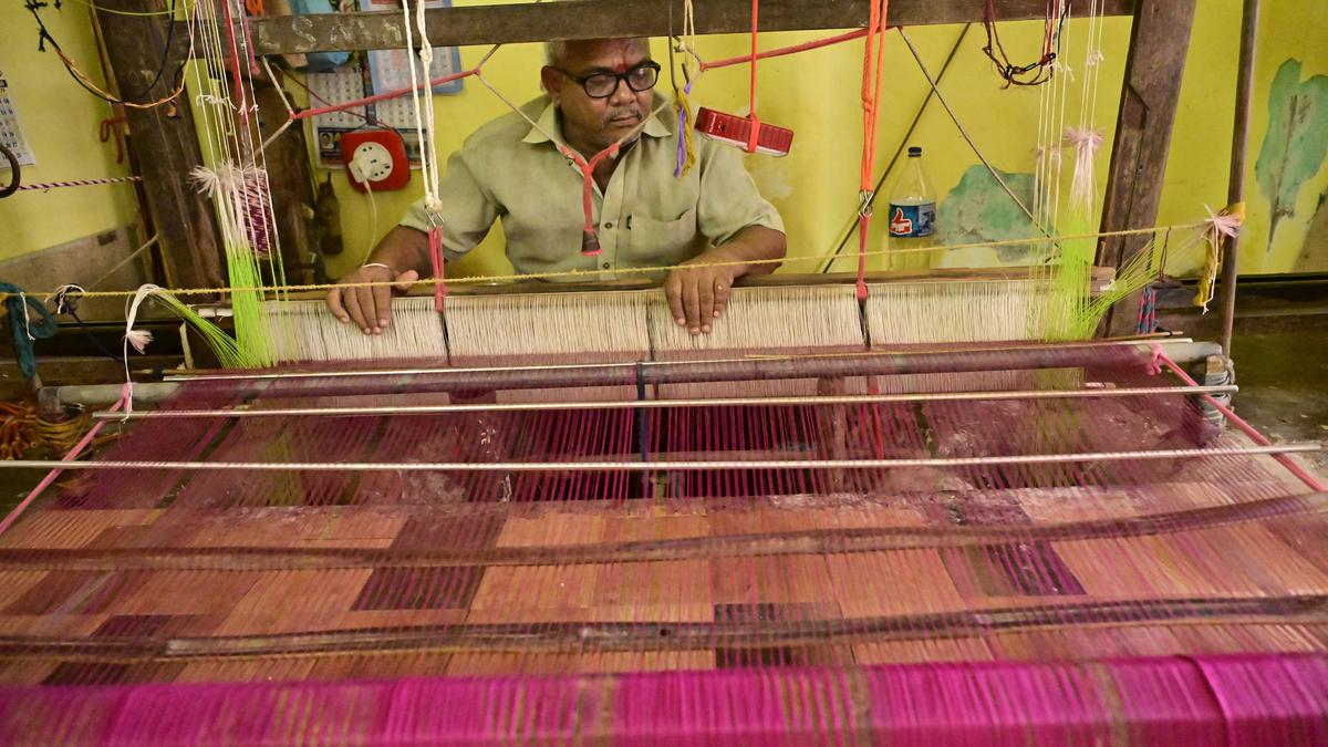 Powerloom threat looms large over Mangalagiri weavers in Andhra Pradesh ...